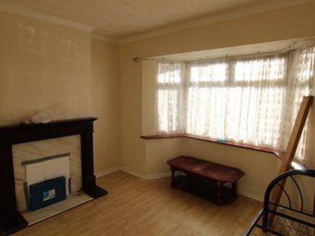 3 Bedrooms Semi detached house for rent in Bath Road, Heathrow UB7