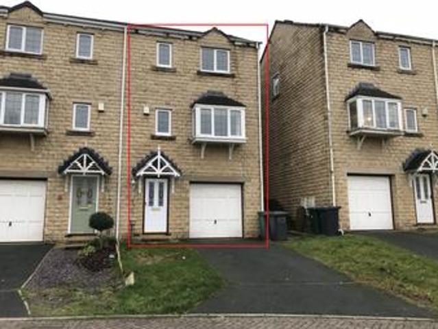 3 Bedrooms Semi detached house for rent in Banks Road, Huddersfield HD7