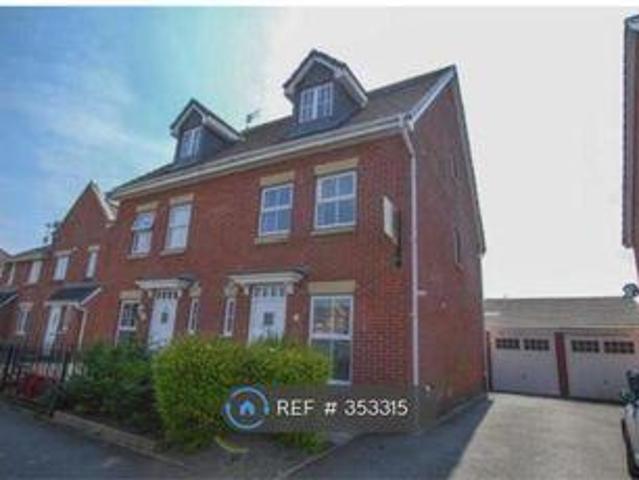 3 Bedrooms Semi detached house for rent in Barlow Close, Bury BL9