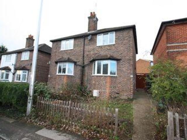 3 Bedrooms Semi detached house for rent in Barrack Road, Guildford GU2