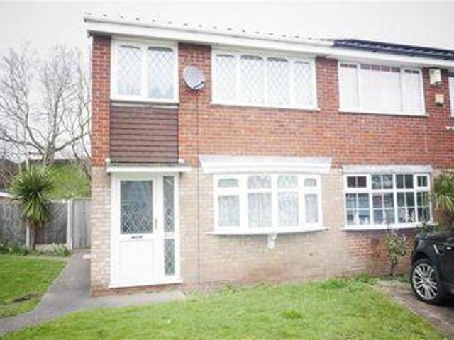 3 Bedrooms Semi detached house for rent in Beacon View Road, West Bromwich B71