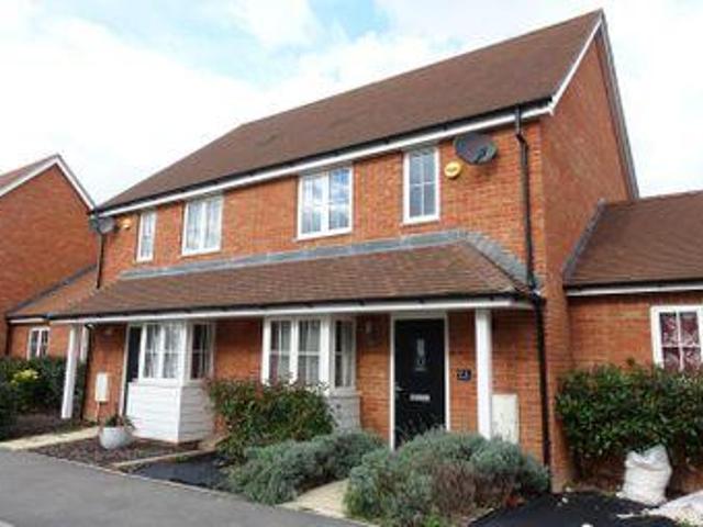 3 Bedrooms Semi detached house for rent in Brookfield Drive, Horley RH6