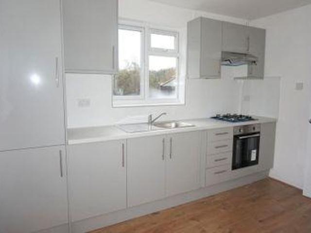 3 Bedrooms Semi detached house for rent in Buxton Avenue, Silverdale, Newcastle ST5