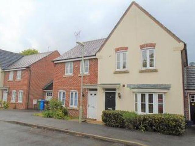 3 Bedrooms Semi detached house for rent in Goddards Close, Farnborough GU14