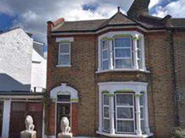 3 Bedrooms Semi detached house for rent in Goodall Road, Leyton E10