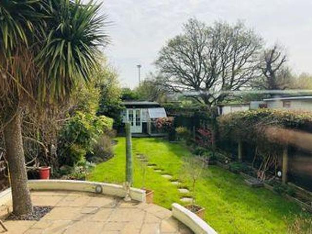 3 Bedrooms Semi detached house for rent in Goresway, Romford RM7