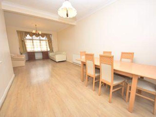 3 Bedrooms Semi detached house for rent in Gants Hill Crescent, Gants Hill IG2