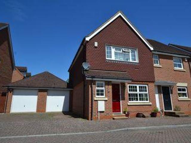 3 Bedrooms Semi detached house for rent in Giffard Lane, Fleet GU51