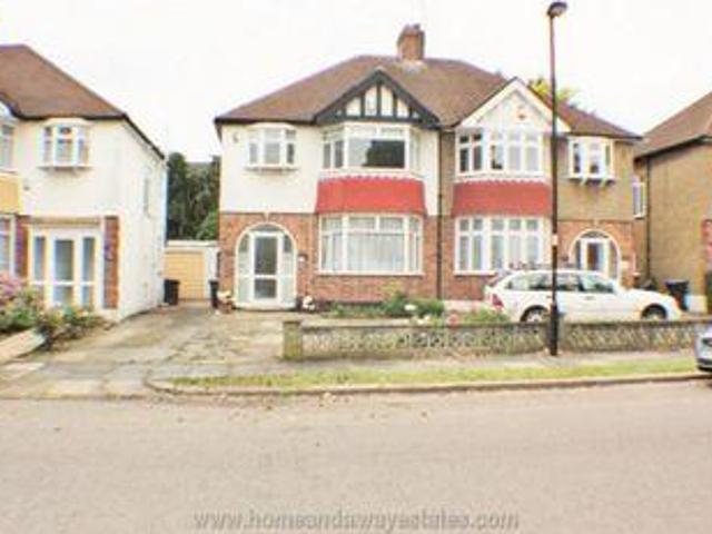 3 Bedrooms Semi detached house for rent in Gloucester Gardens, Cockfosters EN4