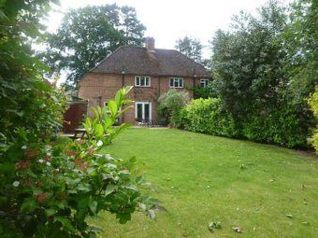3 Bedrooms Semi detached house for rent in Guildford Road, Fleet GU51