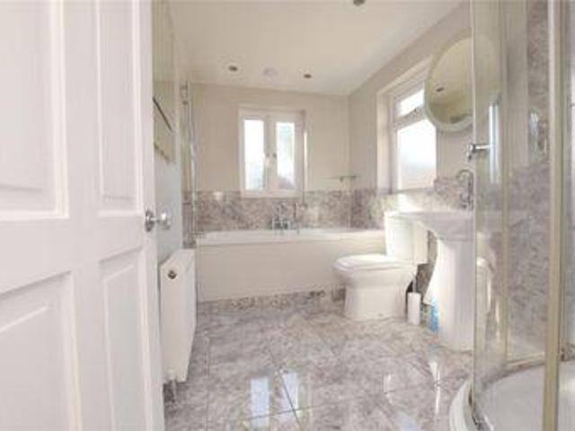 3 Bedrooms Semi detached house for rent in Drummond Road, Romford RM7