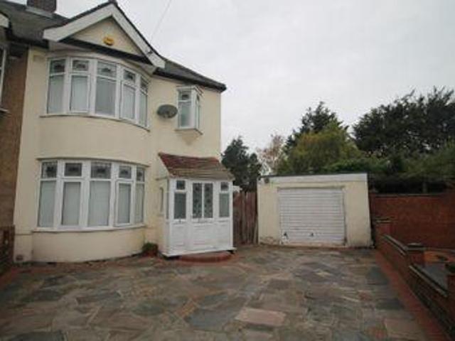 3 Bedrooms Semi detached house for rent in Dunmow Drive, Rainham RM13