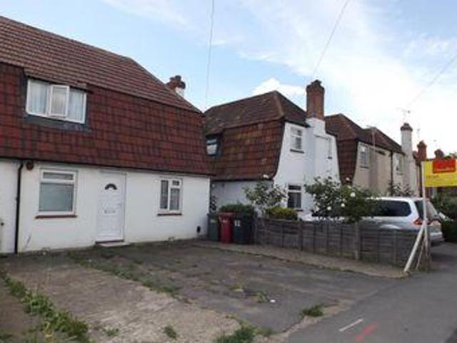 3 Bedrooms Semi detached house for rent in Elliman Avenue, Slough SL2