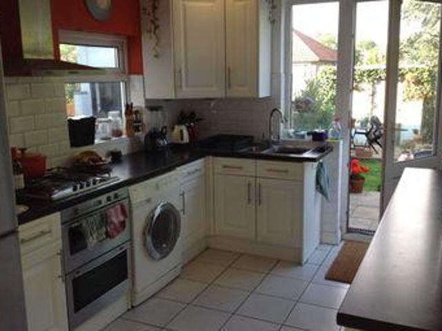 3 Bedrooms Semi detached house for rent in Farmleigh, London N14