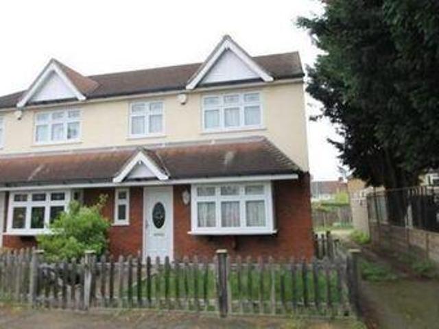 3 Bedrooms Semi detached house for rent in Fencepiece Road, Ilford IG6