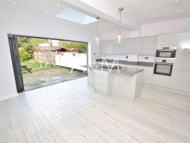 3 Bedrooms Semi detached house for rent in Fullwell Avenue, Ilford IG6