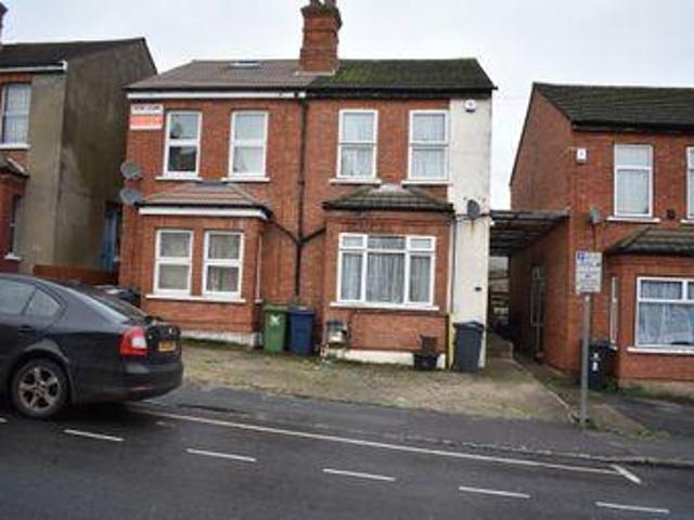 3 Bedrooms Semi detached house for rent in Kitchener Road, High Wycombe HP11