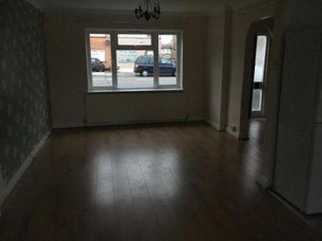 3 Bedrooms Semi detached house for rent in Kingshill Avenue, Hayes UB4