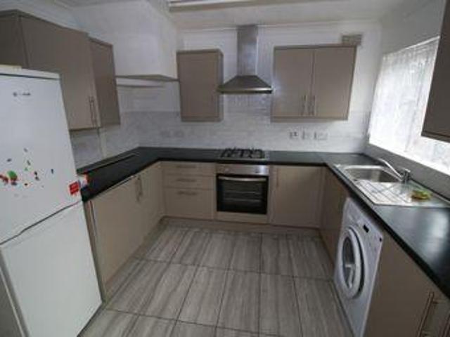 3 Bedrooms Semi detached house for rent in Kingshill Avenue, Hayes, Middlesex UB48BT UB4