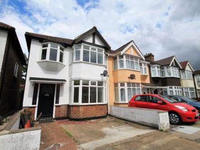 3 Bedrooms Semi detached house for rent in Kingsmead Avenue, Romford RM1
