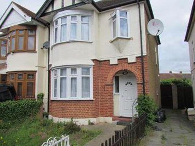 3 Bedrooms Semi detached house for rent in Havering Gardens, Romford RM6