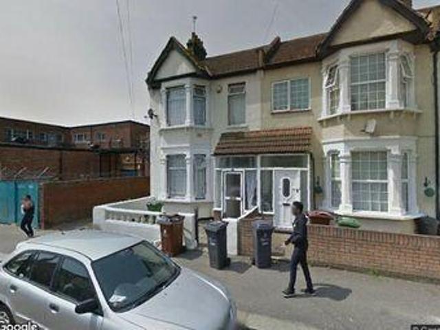 3 Bedrooms Semi detached house for rent in Japan Road, Romford RM6