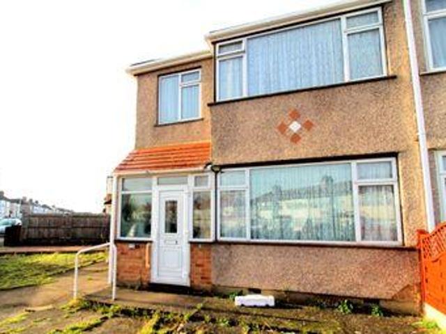 3 Bedrooms Semi detached house for rent in Oakleigh Road, Uxbridge UB10