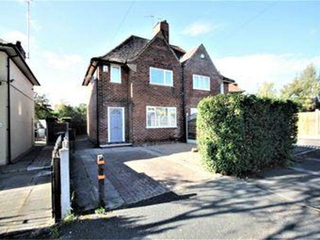 3 Bedrooms Semi detached house for rent in Oakwood Lane, Leeds, West Yorkshire LS9