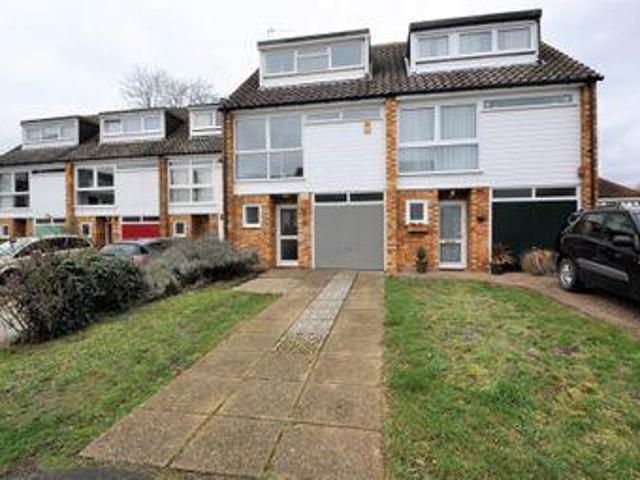 3 Bedrooms Semi detached house for rent in Oast House Close, Wraysbury, Staines TW19