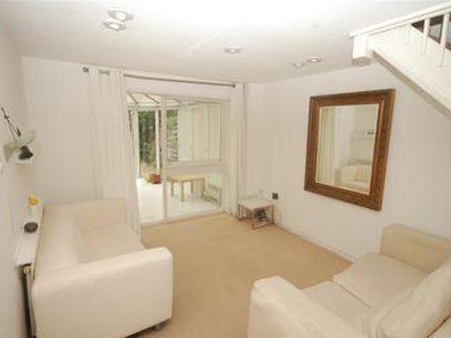 3 Bedrooms Semi detached house for rent in Oliver Close, London W4