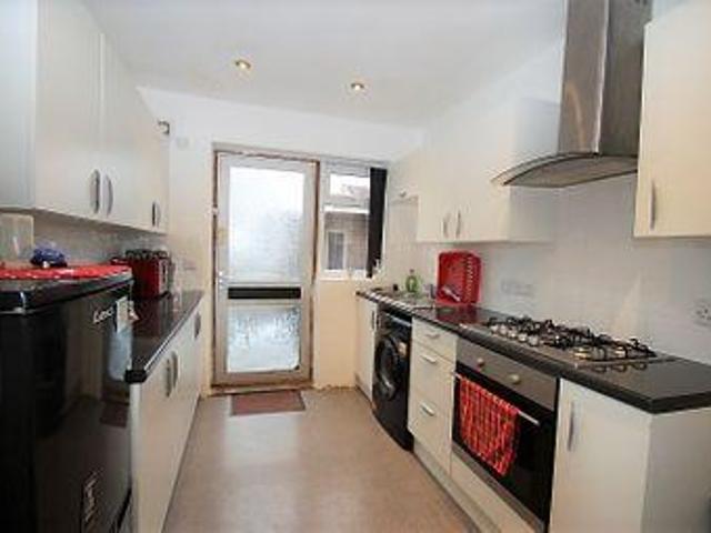 3 Bedrooms Semi detached house for rent in Latchmere Drive, West Park, Leeds LS16