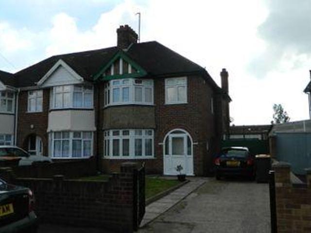 3 Bedrooms Semi detached house for rent in Laburnum Avenue, Bedford MK40