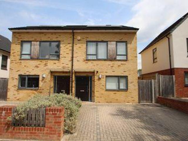 3 Bedrooms Semi detached house for rent in Larch Way, Bromley BR2