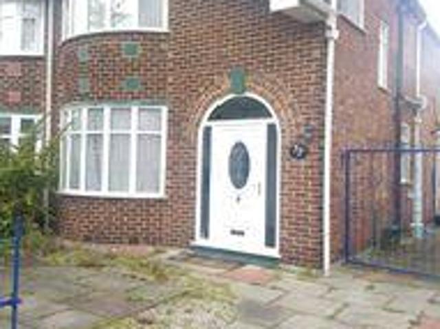 3 Bedrooms Semi detached house for rent in Lincoln Avenue, Stretford Road M32