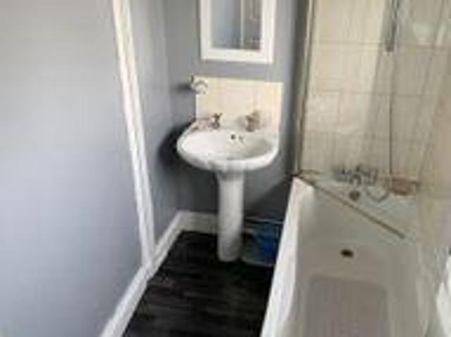 3 Bedrooms Semi detached house for rent in Lingdale Road, Bradford BD6