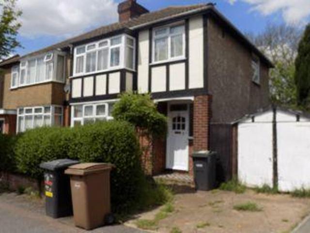 3 Bedrooms Semi detached house for rent in Mountfield Road, Luton, Bedfordshire LU2