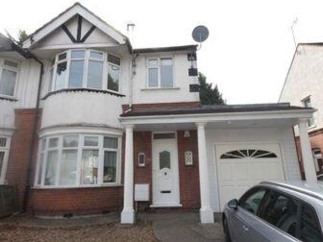 3 Bedrooms Semi detached house for rent in Montrose Avenue, Luton LU3