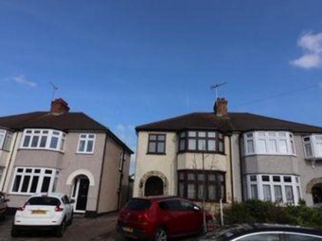 3 Bedrooms Semi detached house for rent in Montrose Avenue, Romford RM2
