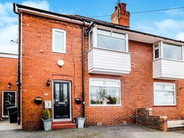 3 Bedrooms Semi detached house for rent in Moorcrest Road, Crosland Moor, Huddersfield HD4
