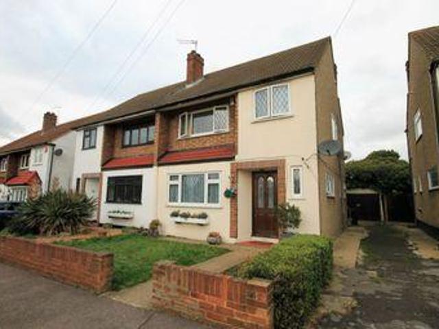 3 Bedrooms Semi detached house for rent in Manor Close, Romford RM1