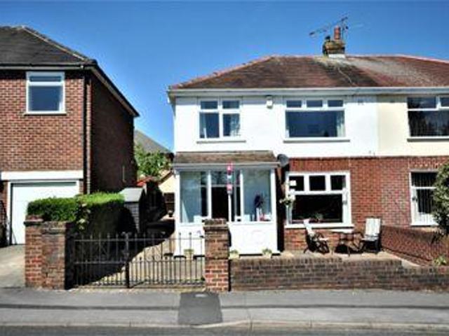 3 Bedrooms Semi detached house for rent in Manor Drive, Kirkham, Preston, Lancashire PR4