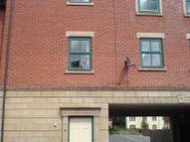3 Bedrooms Semi detached house for rent in Schuster Road, Manchester M14