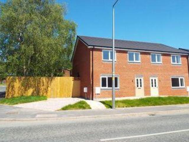 3 Bedrooms Semi detached house for rent in Spa Road, Manchester M46