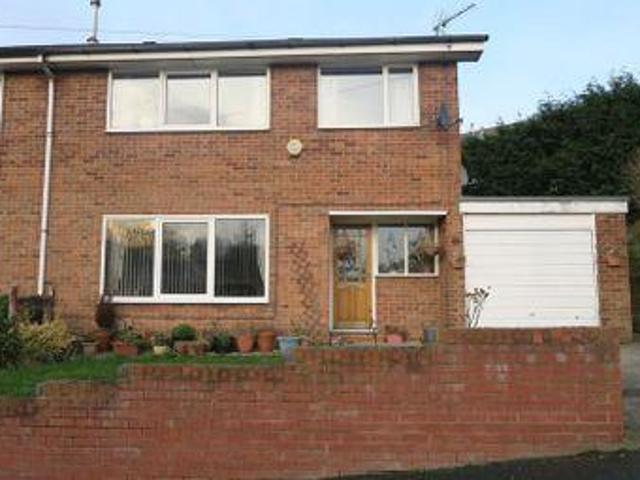 3 Bedrooms Semi detached house for rent in Spring View, Gildersome, Leeds LS27
