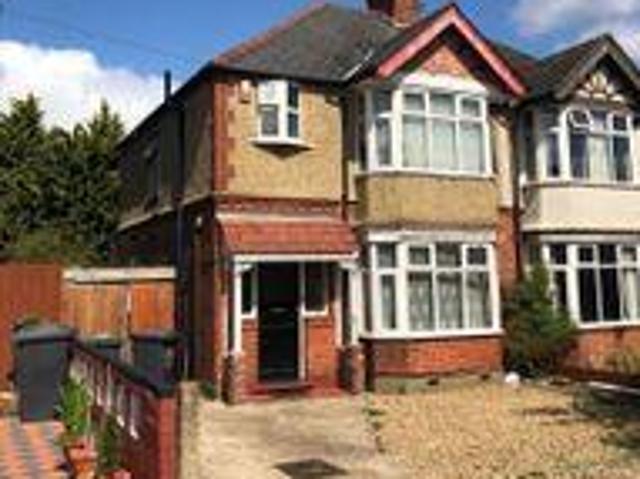 3 Bedrooms Semi detached house for rent in St. Michaels Crescent, Luton LU3