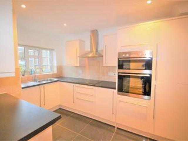 3 Bedrooms Semi detached house for rent in Summit Drive, Woodford Green IG8