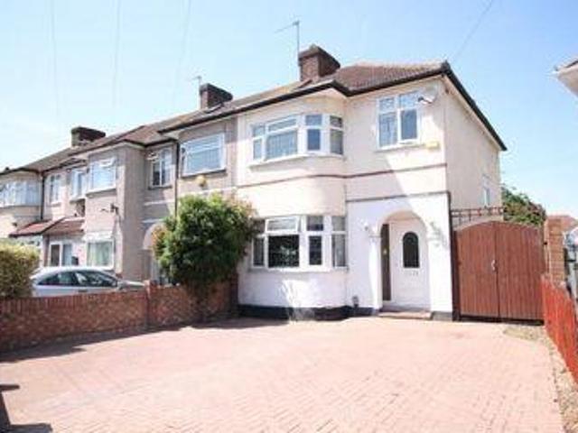 3 Bedrooms Semi detached house for rent in Park Lane, Romford RM6