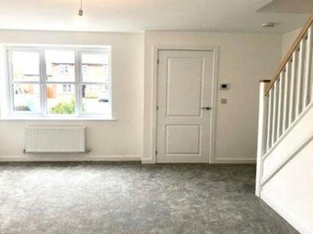 3 Bedrooms Semi detached house for rent in Peak Forest Close, Hyde SK14