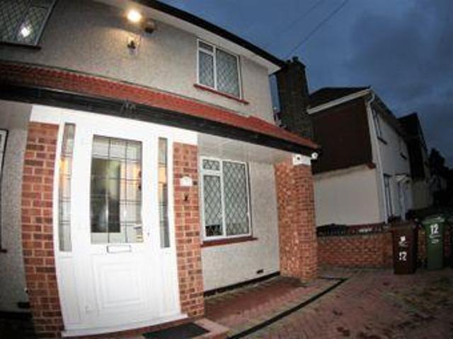 3 Bedrooms Semi detached house for rent in Pelham Avenue, Barking IG11