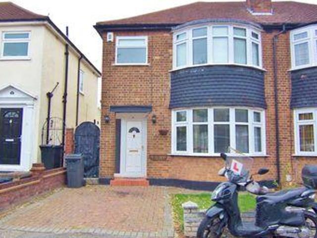 3 Bedrooms Semi detached house for rent in Penrith Road, Ilford IG6